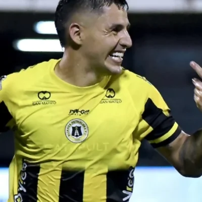 ¡Auch! Mira el pisotón que le valió la roja a Sebastián Acosta