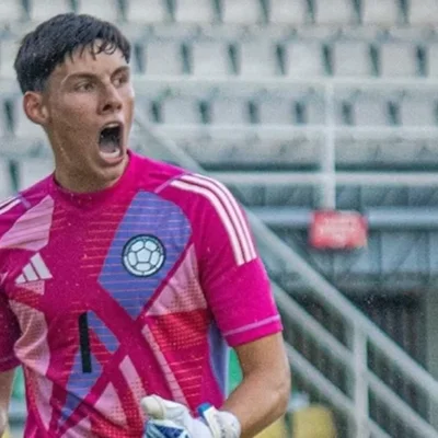 Alexei Rojas firmó contrato como profesional con Arsenal