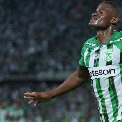 Andrés Román estuvo cerca de marcar un golazo con Nacional