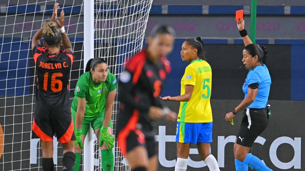 Roja a la portera de Brasil vs. Colombia por Copa América Femenina