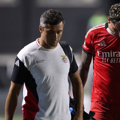 Richard Ríos salió sustituido en Benfica tras golpe en su cabeza