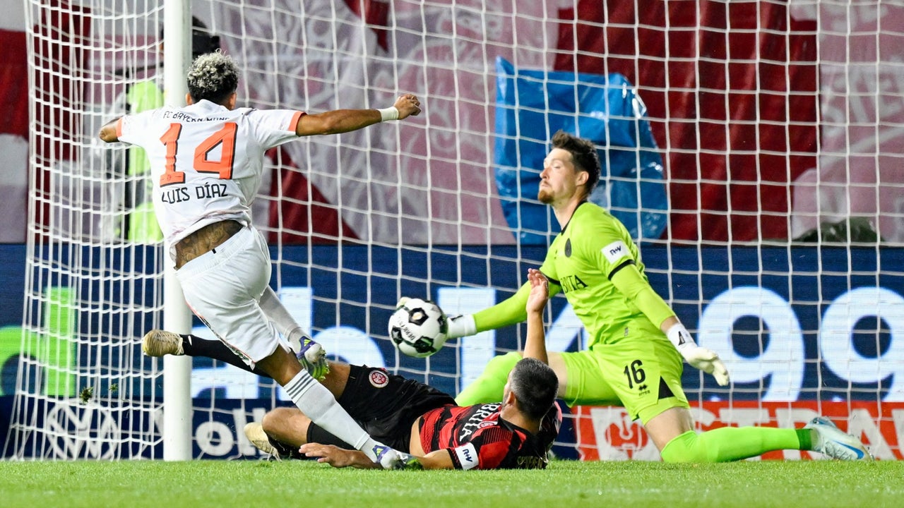 Luis Díaz casi marca un golazo con Bayern Múnich