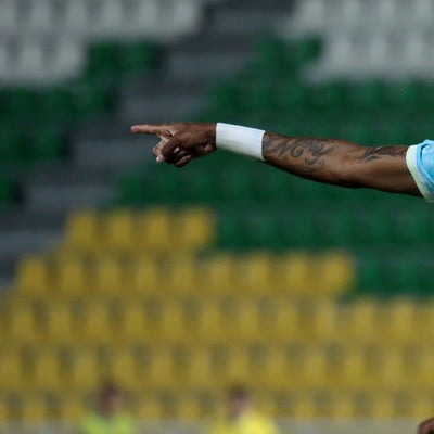 Johan Arango recibió la tarjeta roja en Internacional vs. Huila