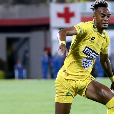 Faber Gil por poco marca el gol de Bucaramanga ante Tolima