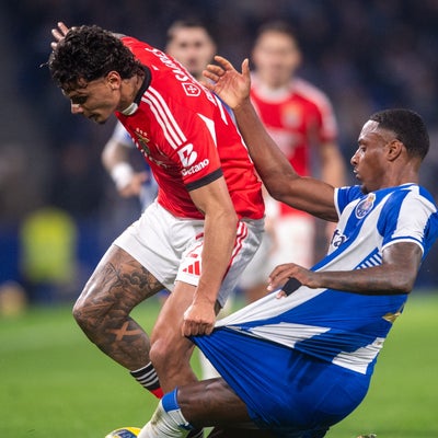 Preocupación en Benfica: Richard Ríos salió lesionado y en camilla